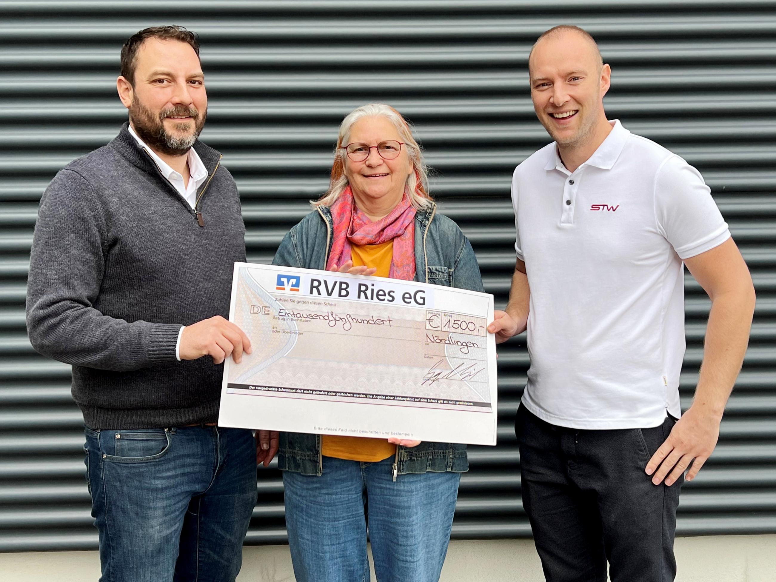 Spendenscheck für den Verein "Projekt Frauenhaus"|Nördlingen|Donau-Ries-Aktuell